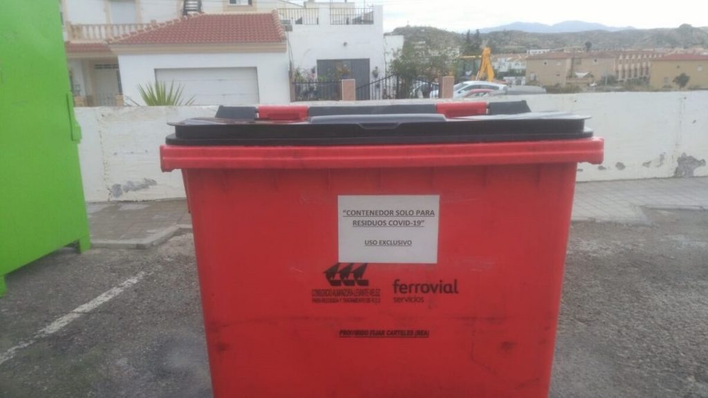 Contenedor rojo de reciclaje para desechos peligrosos