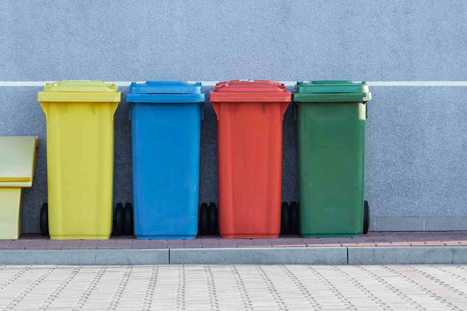 Contenedor rojo de reciclaje para desechos peligrosos