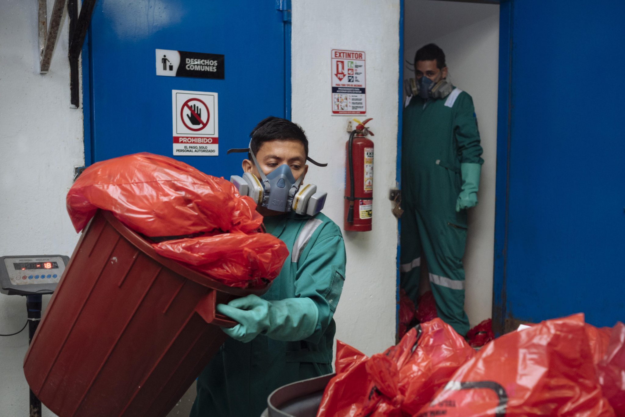 Contenedor rojo de reciclaje para desechos peligrosos